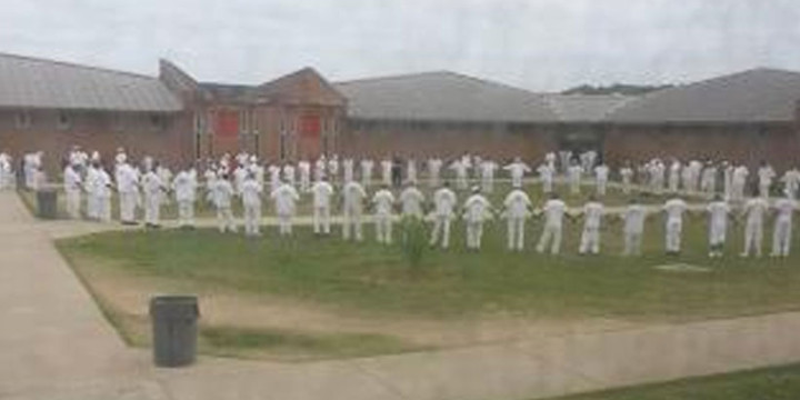 Powerful photo shows Alabama prison inmates praying for peace ...