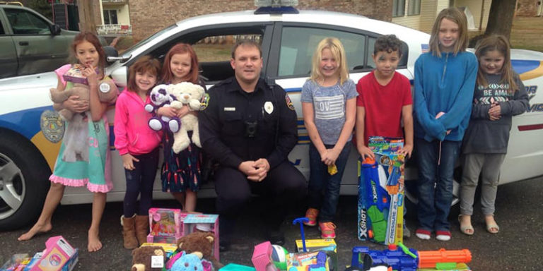 Athens police officers deliver gifts to children on Christmas Day ...