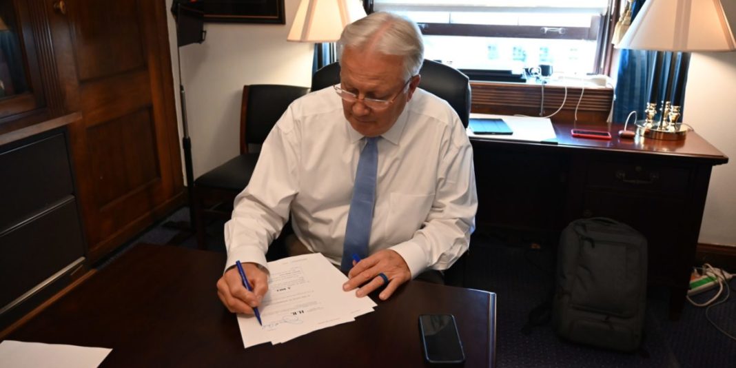 U.S. Rep. Jerry Carl introduces bill to expand veterans' health care ...